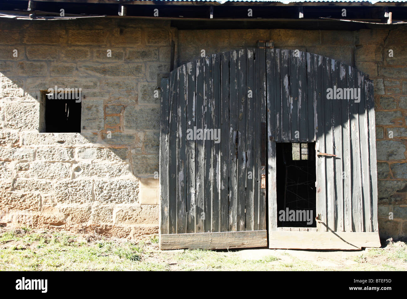 Old barn door entrance -Fotos und -Bildmaterial in hoher Auflösung – Alamy