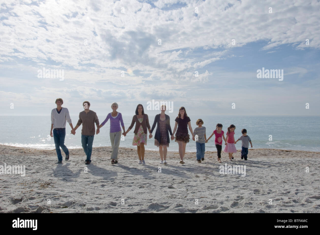 Silhouettes Children Holding Hands Stockfotos und -bilder Kaufen - Alamy