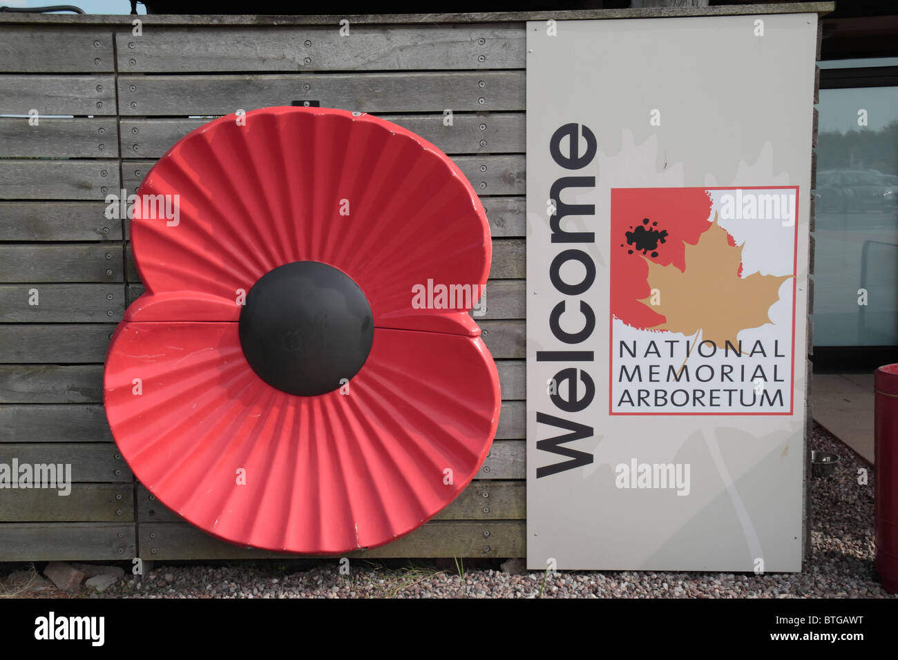 Großer Mohn neben dem willkommen Ortseingangsschild an der National ...