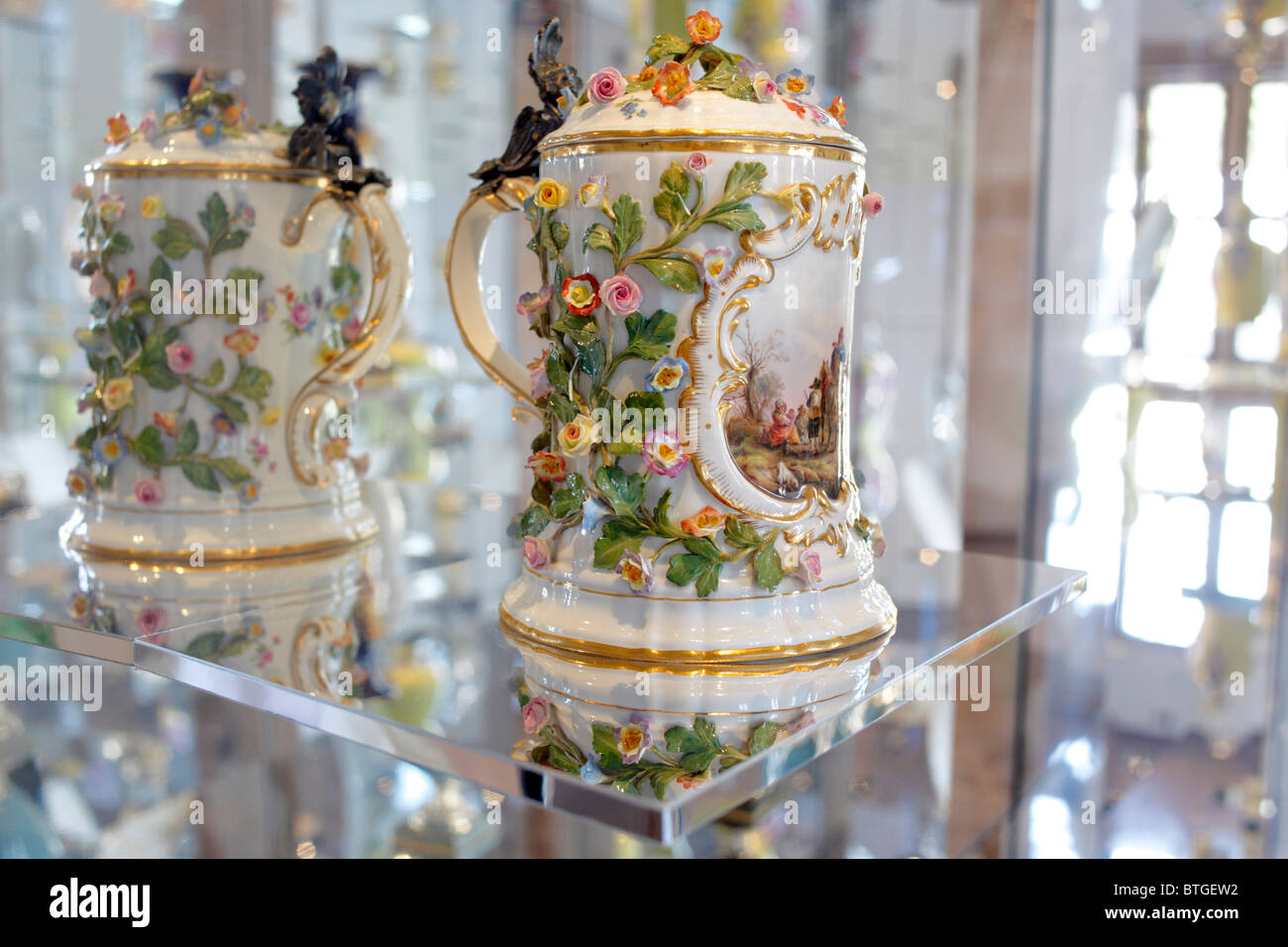 Meissen porcelain in museum meissen -Fotos und -Bildmaterial in hoher ...