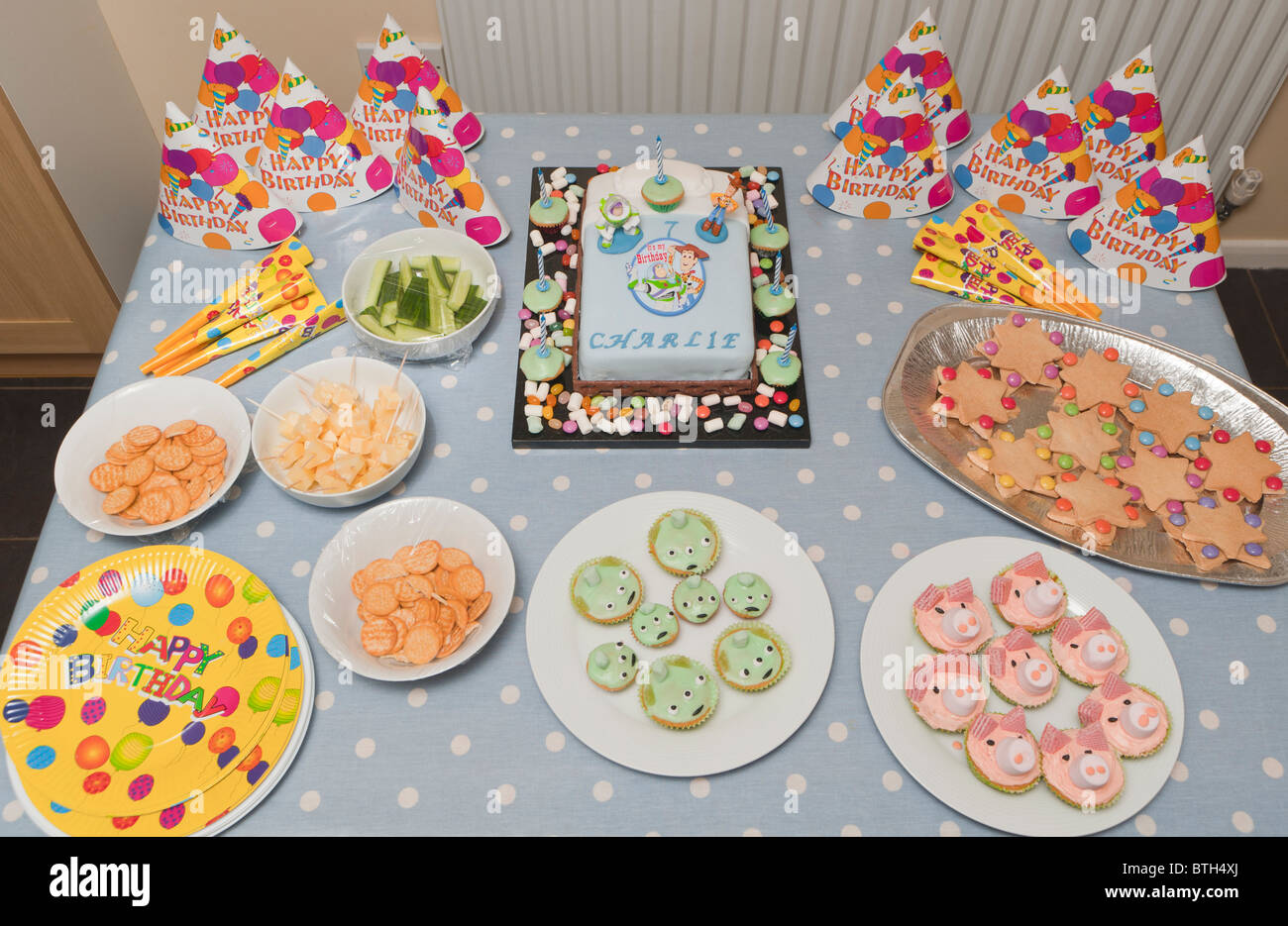 Ein Tisch voller Essen für ein Kinder Geburtstagsparty im Vereinigten ...