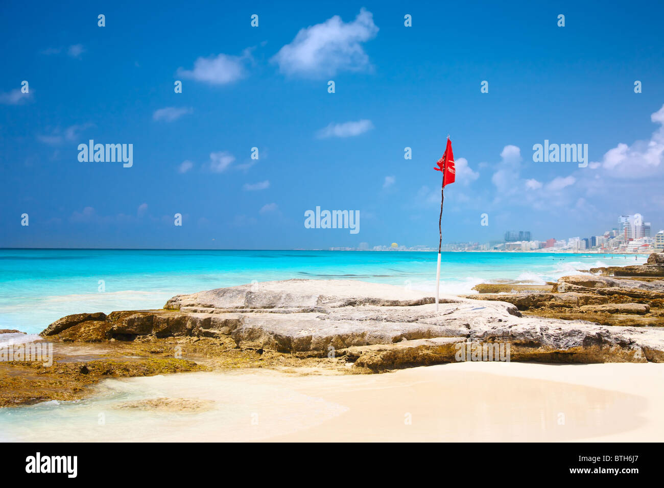 Blaue flagge strand zeichen -Fotos und -Bildmaterial in hoher Auflösung – Alamy