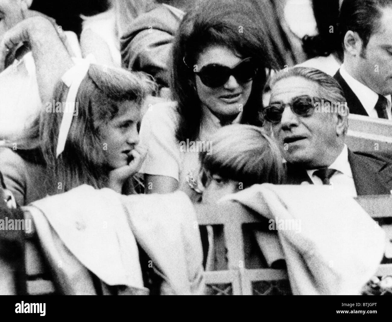 Caroline Kennedy, John, Jacqueline Onassis und Aristotle Onassis sehen ...