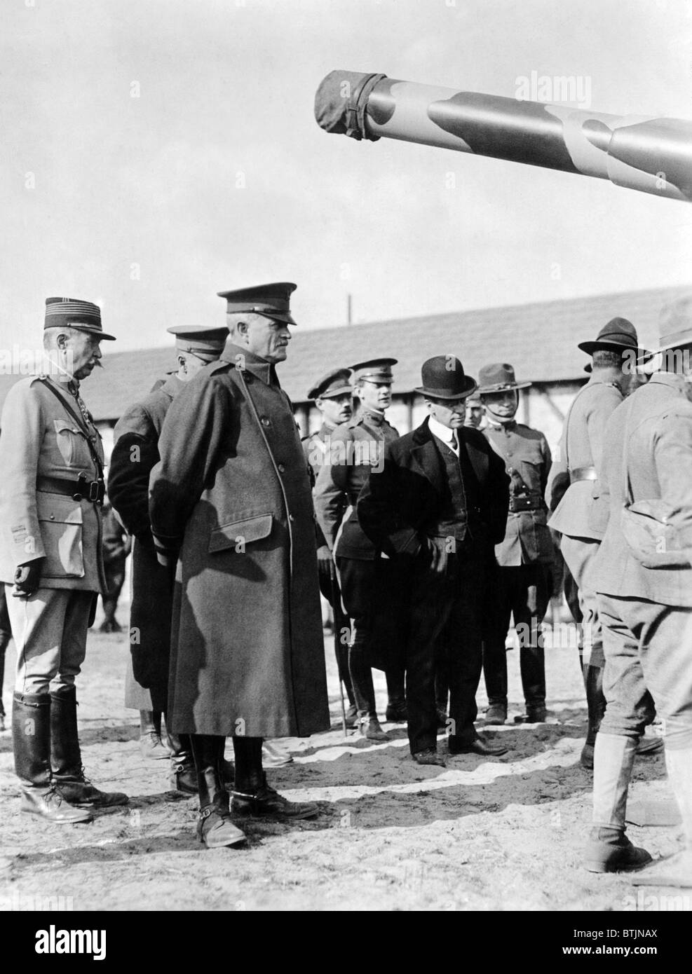 US Army Officer General John J. Pershing (Arme hinter Rücken), c. 1918 ...