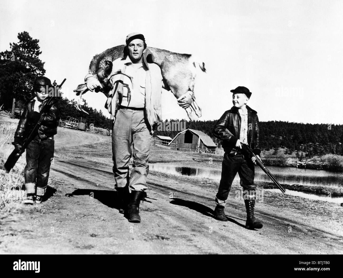 Robert Mitchum (Mitte) und seine Söhne, Chris Mitchum (links) und Jim ...