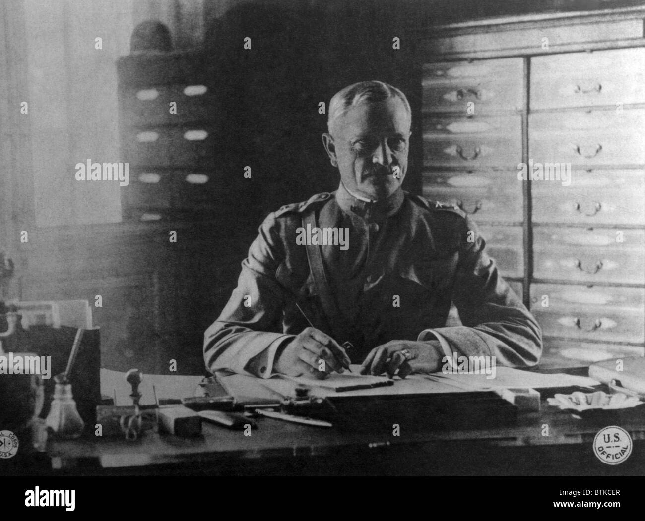 General John J. Pershing (1860-1948) in Paris, 1917 Stockfotografie - Alamy