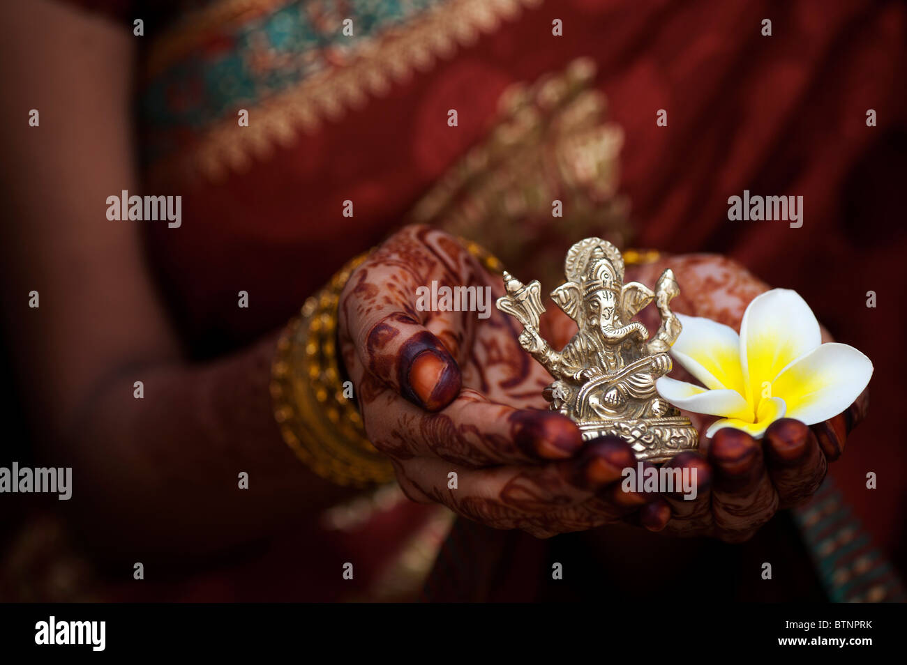 Indisches Mädchen tragen traditionelle Seiden-sari mit Henna hands ...