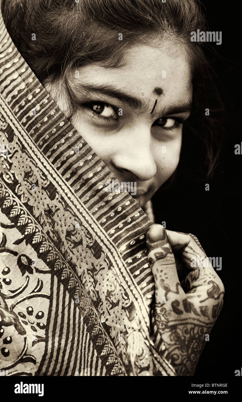 Indisches Mädchen tragen traditionelle Seiden-sari mit Henna Hands ...