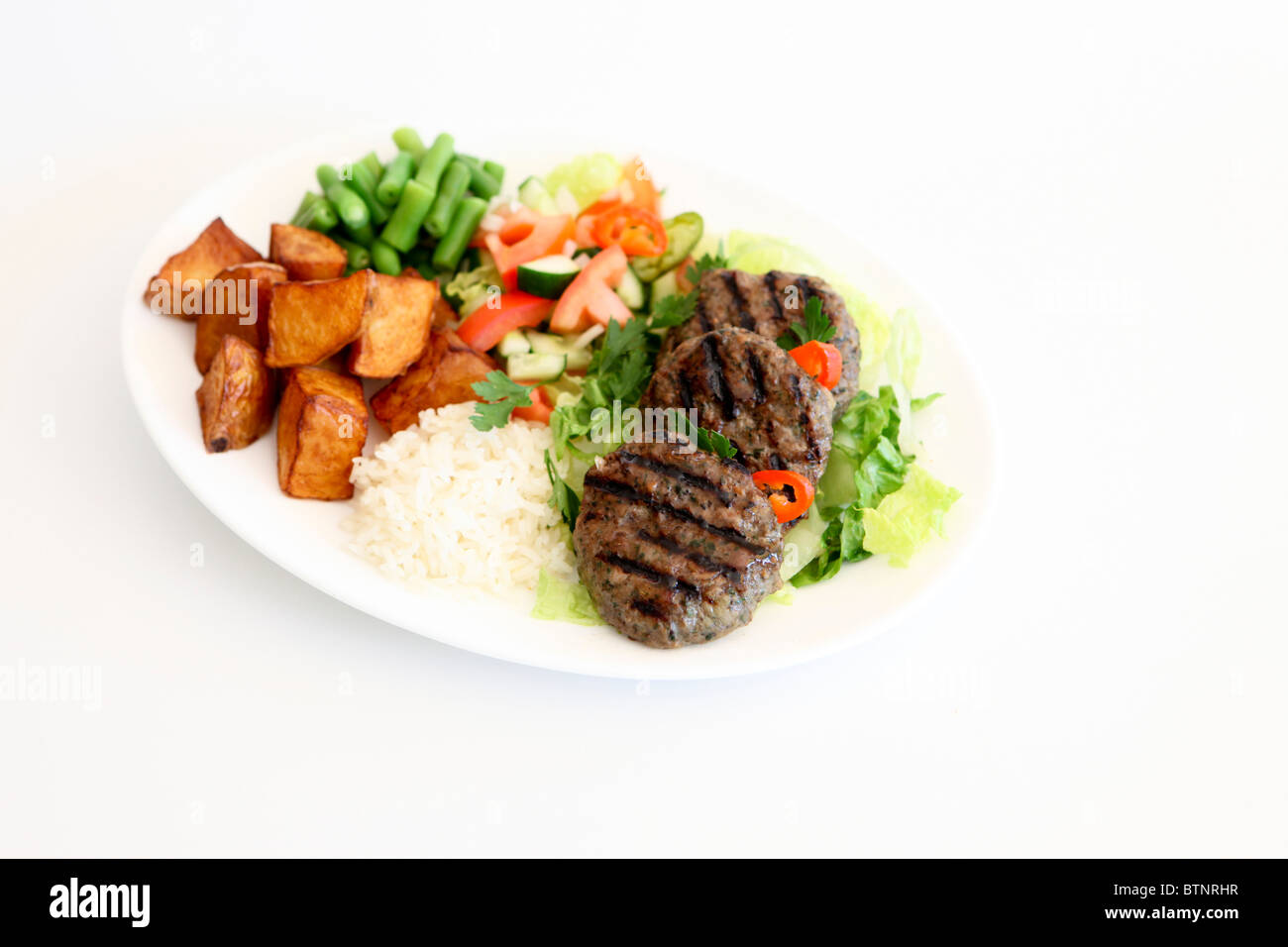 Kebab mit Salat, Reis und Kartoffeln Stockfotografie - Alamy