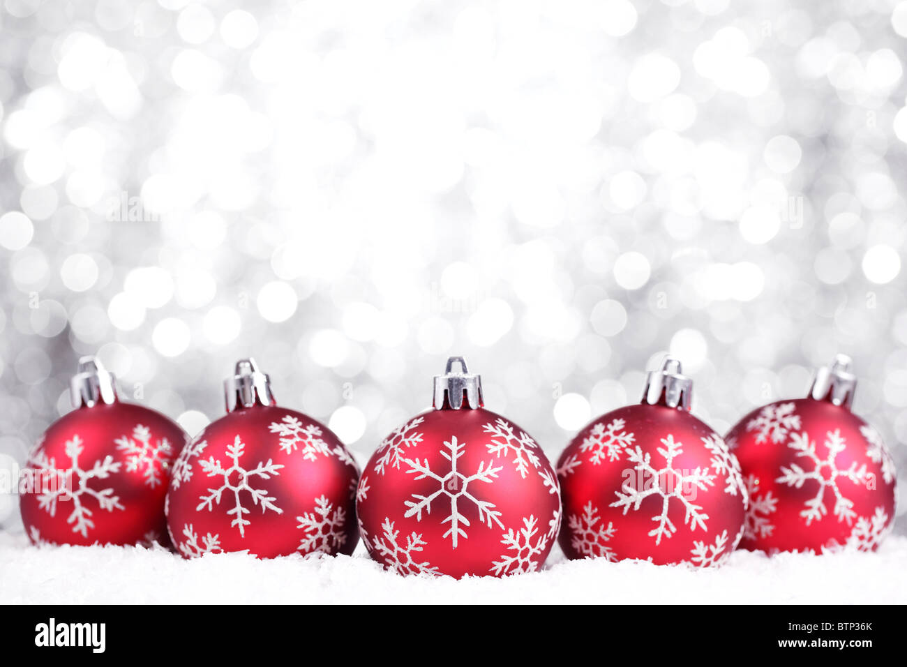 Weihnachtskugel rot -Fotos und -Bildmaterial in hoher Auflösung – Alamy