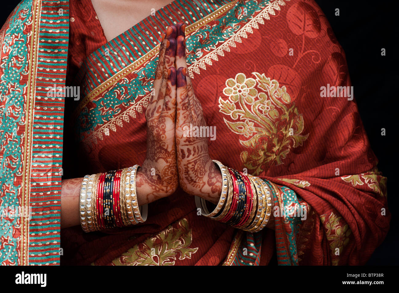 Indisches Mädchen tragen traditionelle Seiden-sari mit Henna Gebet die ...