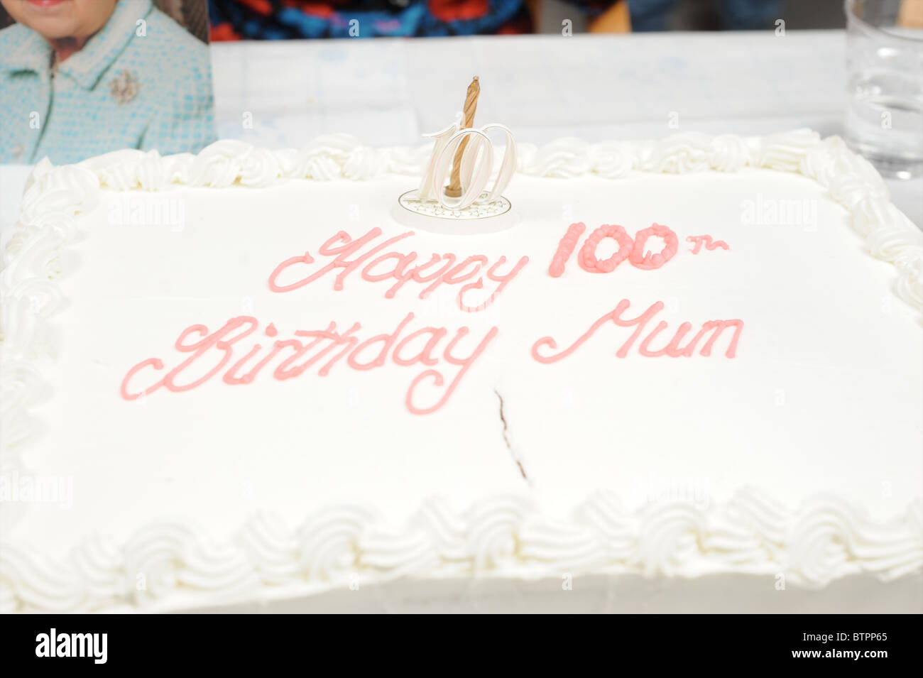 100 jahre geburtstag -Fotos und -Bildmaterial in hoher Auflösung – Alamy