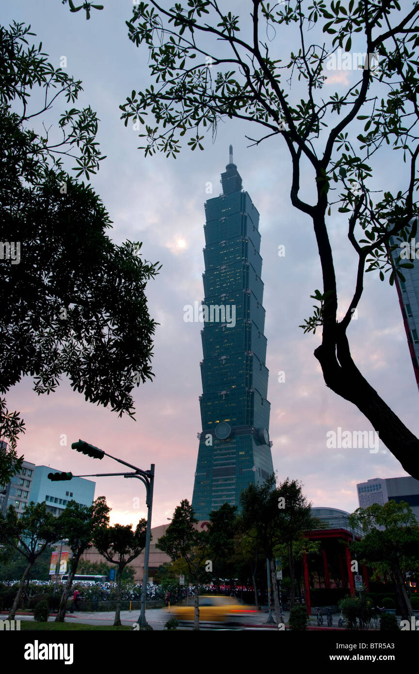 Taipei 101 building skyscraper -Fotos und -Bildmaterial in hoher Auflösung – Alamy