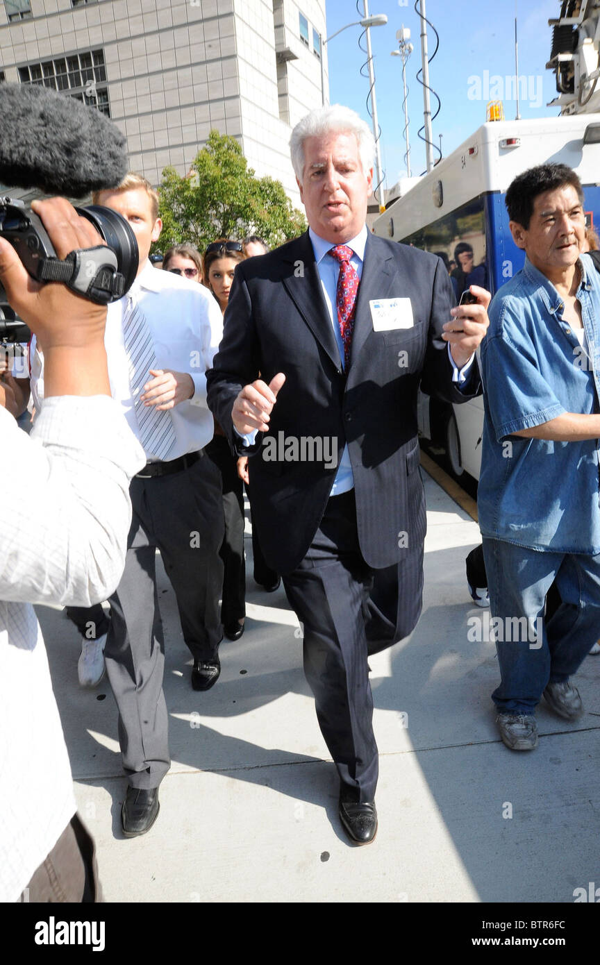 Medien und Fans außen UCLA Medical Center betrauern den Tod von Michael ...