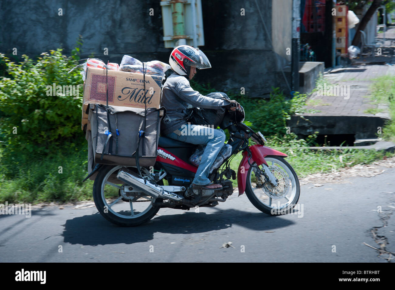 Loaded motorbike -Fotos und -Bildmaterial in hoher Auflösung – Alamy