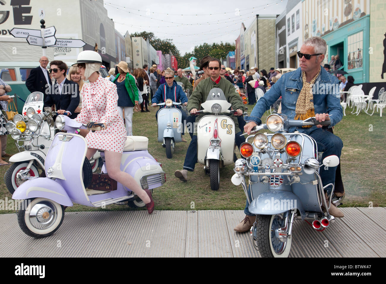 Mods auf Rollern bei der Vintage bei Goodwood Festival, England, UK ...