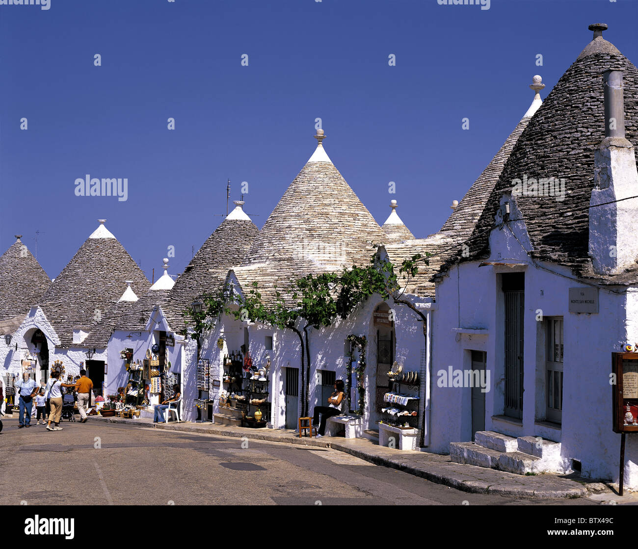 Straße von Trulli Häuser und Geschäfte in Alberobello, Apulien, Italien ...
