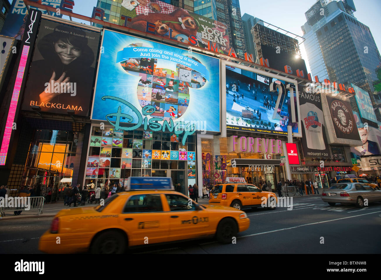 Disney characters disney times square -Fotos und -Bildmaterial in hoher ...