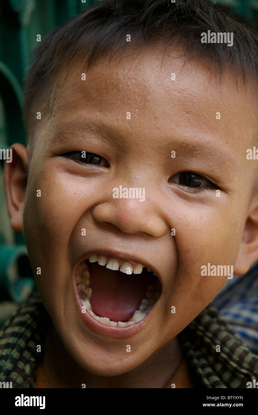 Street child begging -Fotos und -Bildmaterial in hoher Auflösung – Alamy