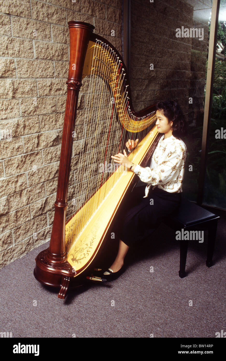 Harfe frau -Fotos und -Bildmaterial in hoher Auflösung – Alamy