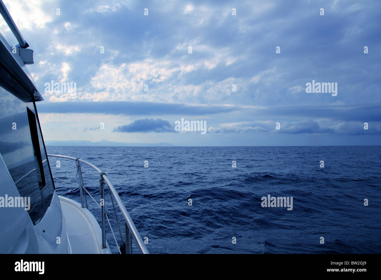 Segelyacht Meer Hintergrund Stockfotos und -bilder Kaufen - Alamy