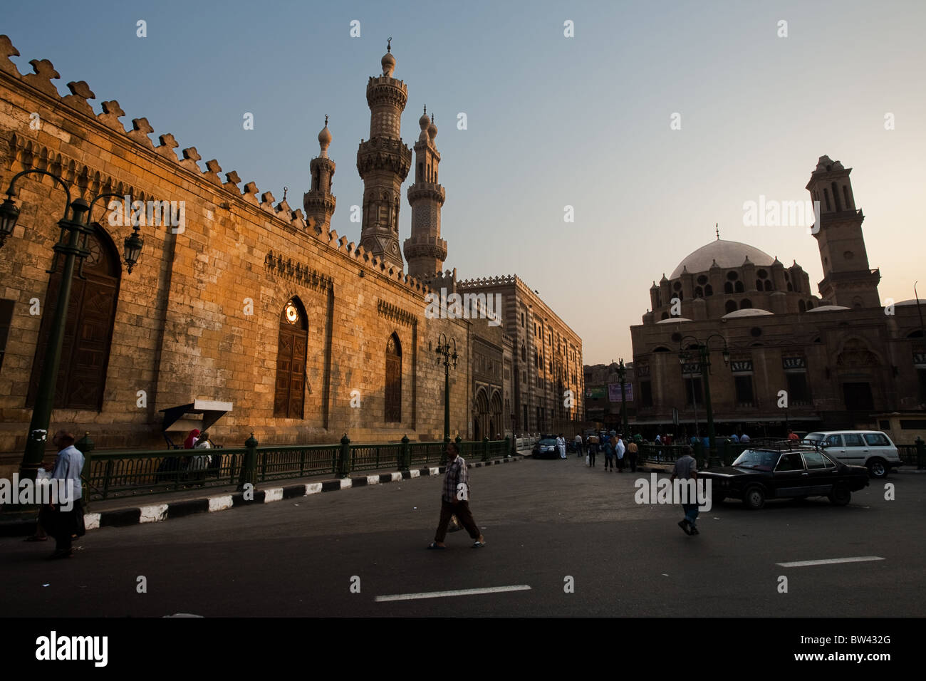 Die Al-Azhar-Moschee steht neben der Moschee von Abu Dahab im ...