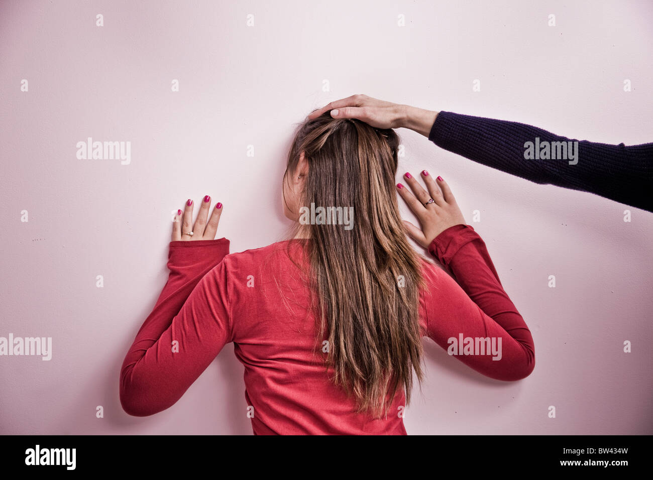 Mutter mit der Hand auf ihre Teen Tochter Kopf Stockfotografie - Alamy