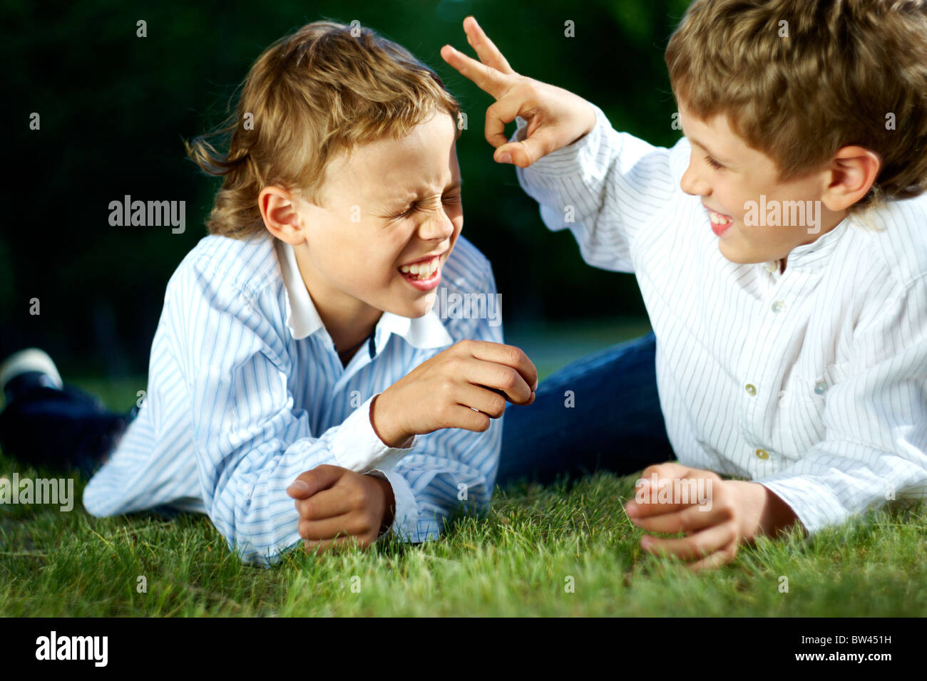 Jungs, Die Im Boden Spielen Stockfotos und -bilder Kaufen - Alamy