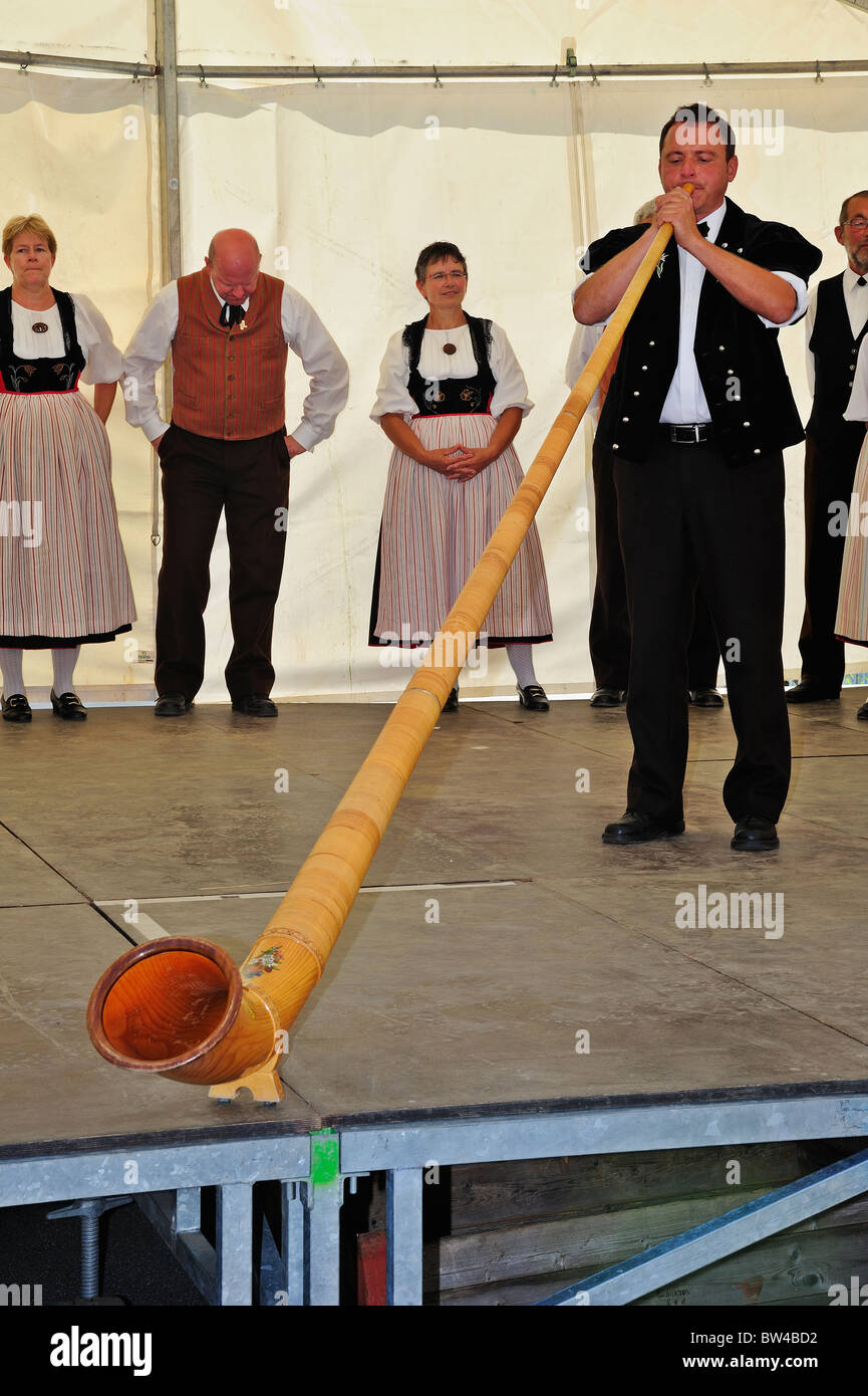 Alphorn playing -Fotos und -Bildmaterial in hoher Auflösung – Alamy