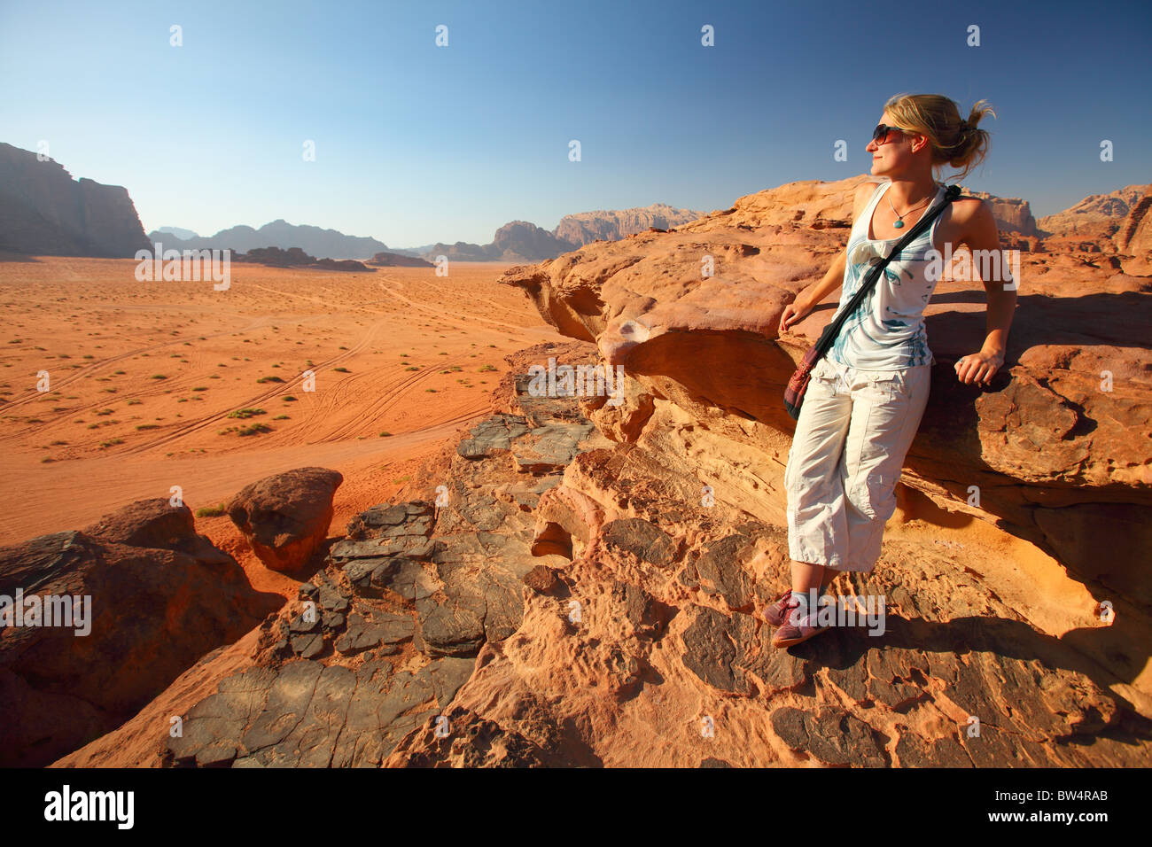 Rote Steinen sand, Berge und Wüste im Wadi Rum, Jordanien ...
