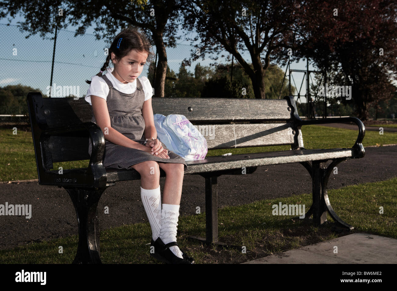 Erster Tag An Der Schule Gemobbt Schulmädchen Allein Auf Bank Sitzend Stockfotografie Alamy