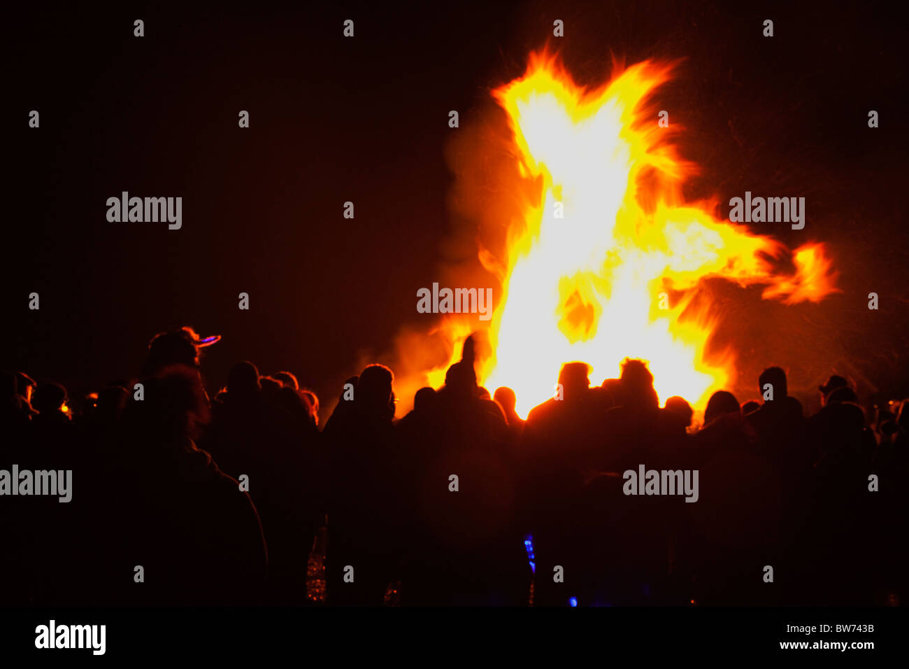 Feuer am strand -Fotos und -Bildmaterial in hoher Auflösung – Alamy