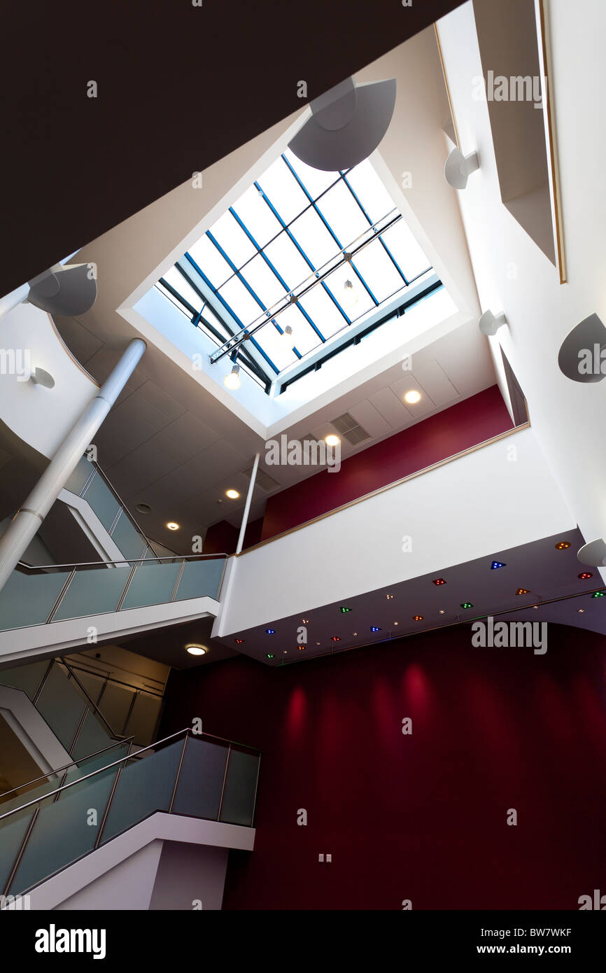 Eingang Foyer Atrium in Portsmouth Gymnasium neuen Wissenschaft Block ...