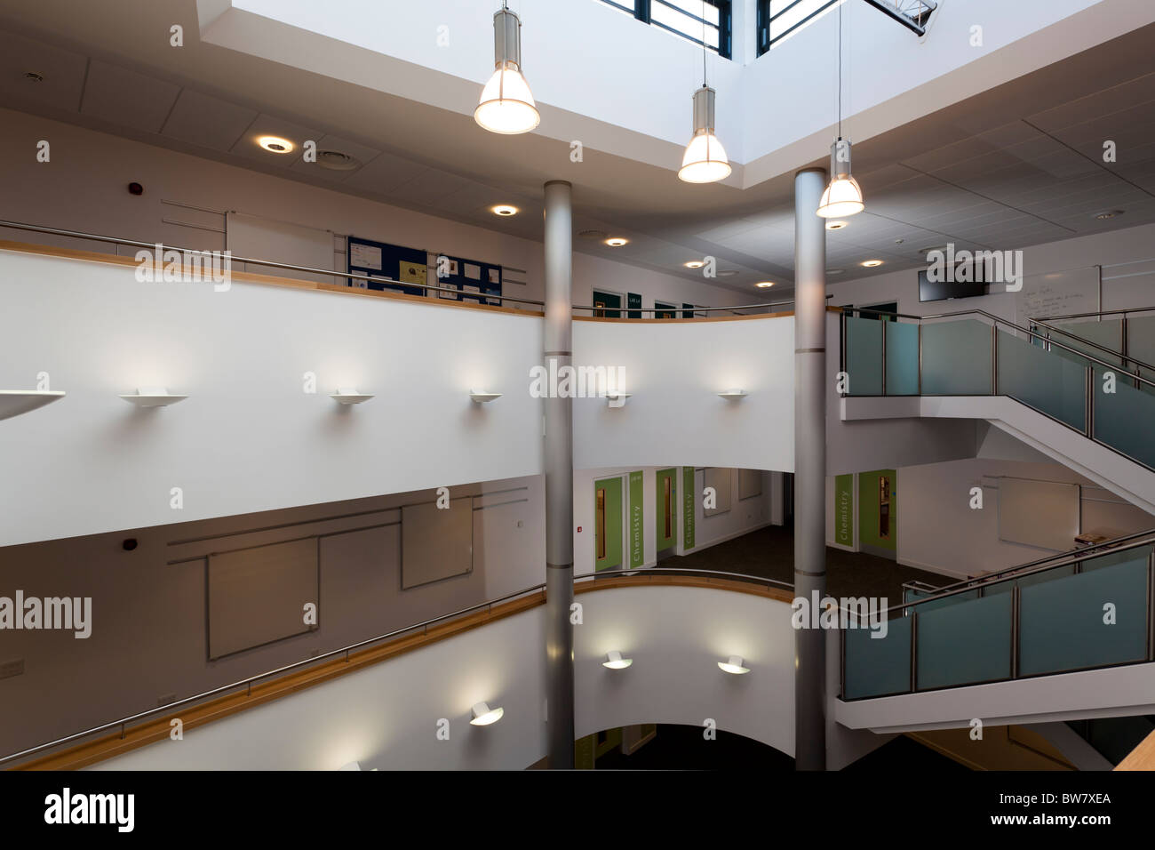 Eingang Foyer Atrium in Portsmouth Gymnasium neuen Wissenschaft Block ...