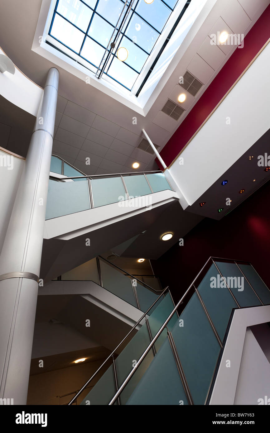 Eingang Foyer Atrium in Portsmouth Gymnasium neuen Wissenschaft Block ...