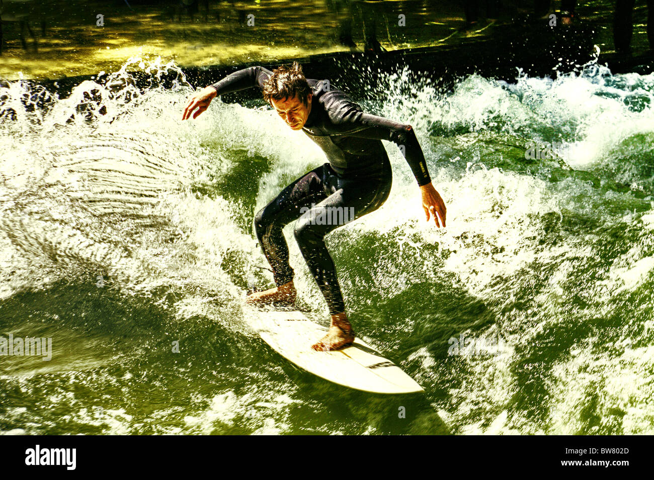 Surfen am fluss -Fotos und -Bildmaterial in hoher Auflösung – Alamy