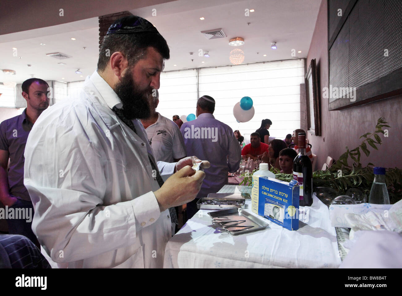 Operation circumcision -Fotos und -Bildmaterial in hoher Auflösung – Alamy