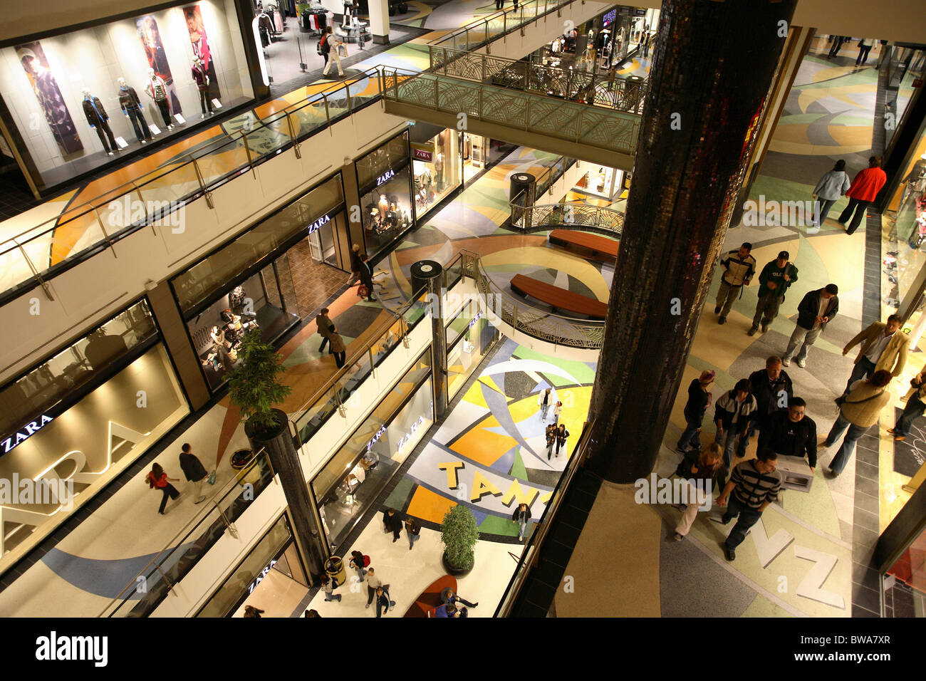 Alexa shopping mall berlin -Fotos und -Bildmaterial in hoher Auflösung ...
