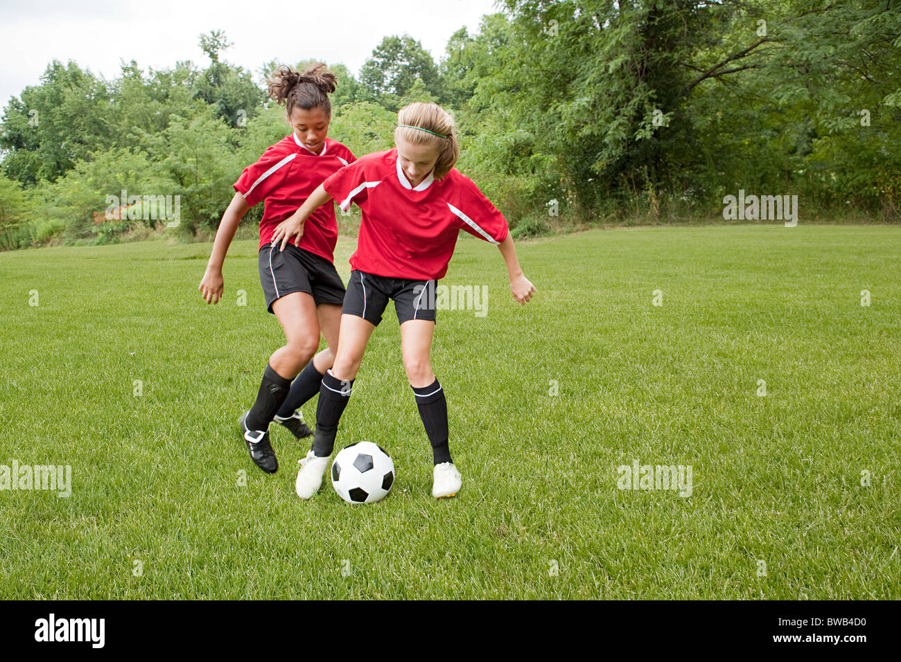 Mädchen spielen Fußball Stockfotografie - Alamy
