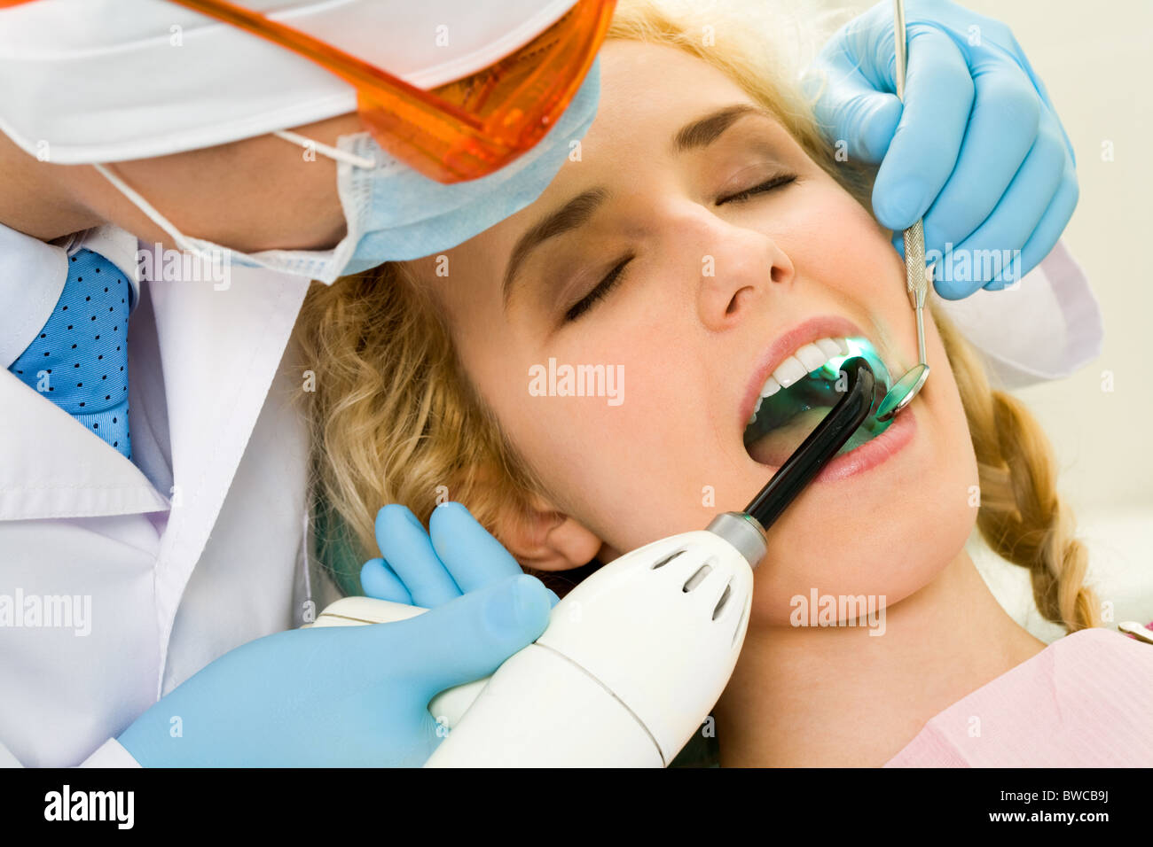 Frau beim zahnarzt bohren -Fotos und -Bildmaterial in hoher Auflösung – Alamy