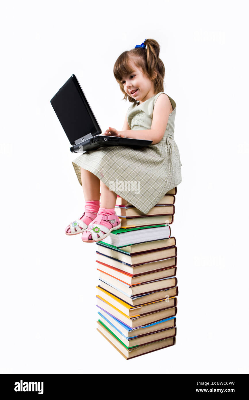 Bild der Typisierung Vorschul Mädchen sitzend auf Buch Stapel ...