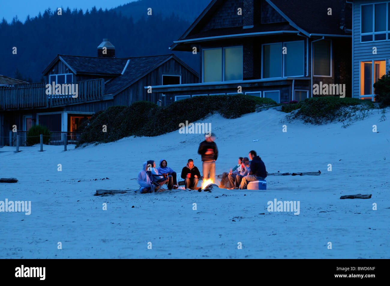 Feuer am strand -Fotos und -Bildmaterial in hoher Auflösung – Alamy