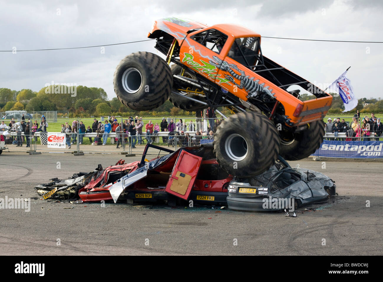 Moderner monstertruck -Fotos und -Bildmaterial in hoher Auflösung – Alamy