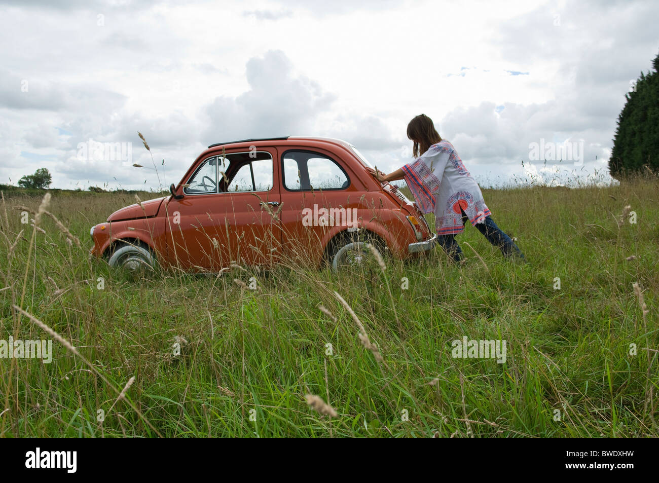Three people pushing car -Fotos und -Bildmaterial in hoher Auflösung ...