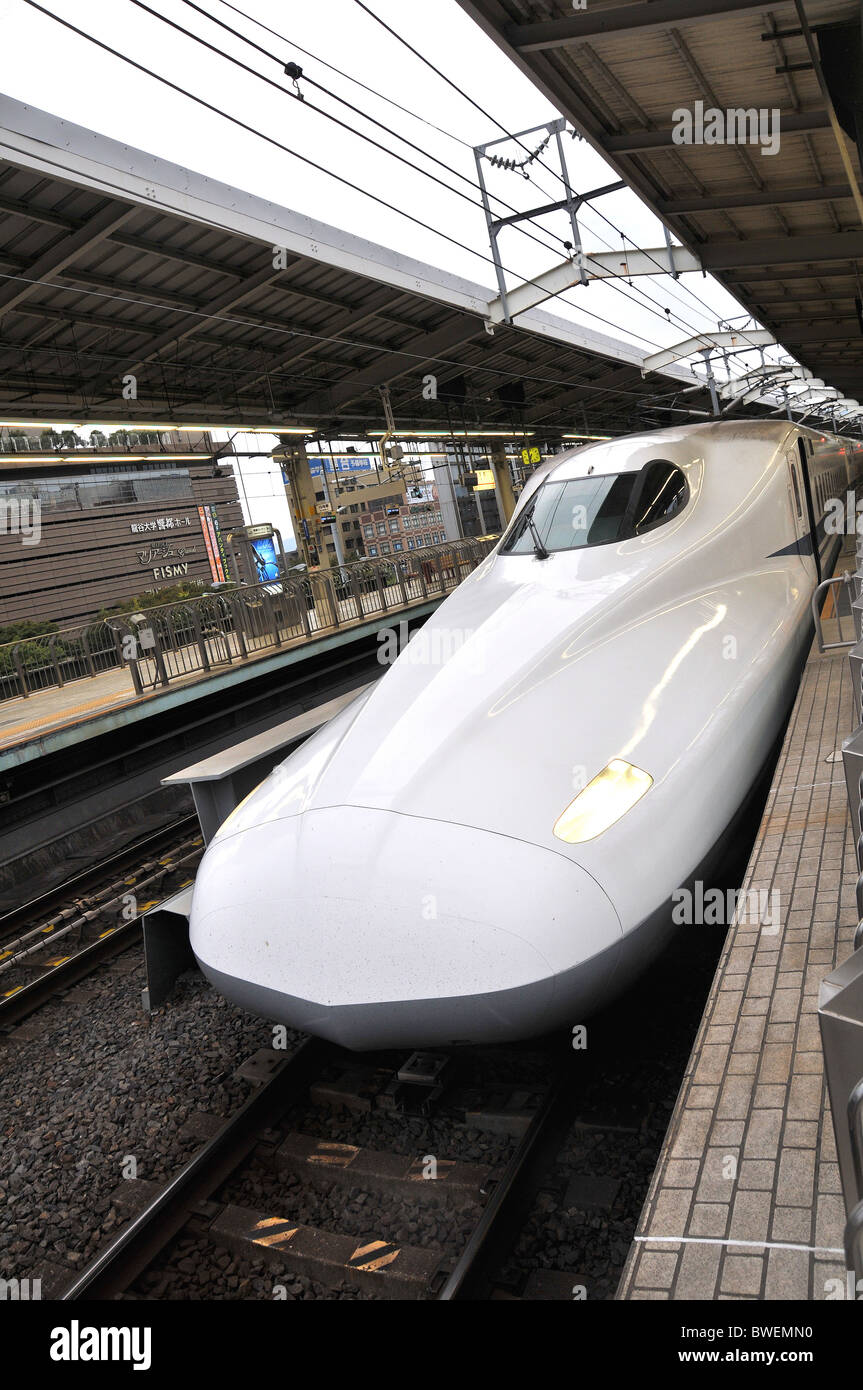 Shinkansen zug ankunft am bahnhof -Fotos und -Bildmaterial in hoher Auflösung – Alamy