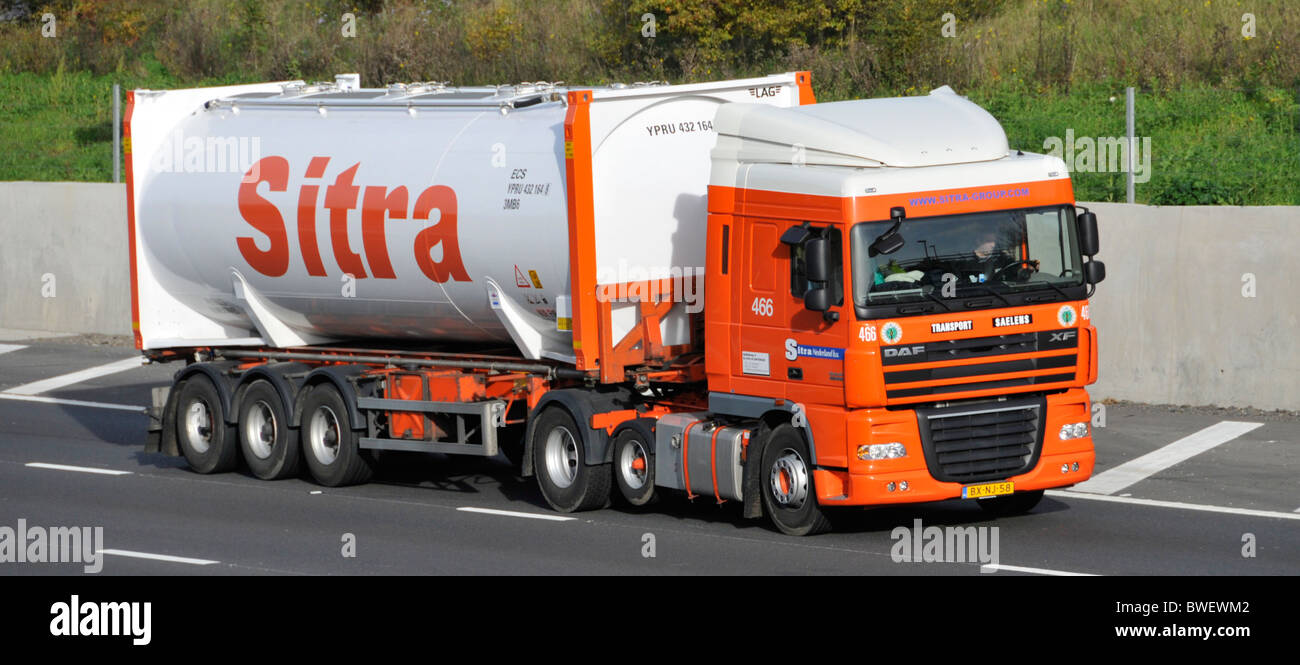 Sitra LKW und Bulk Tanker Containertrailer Stockfotografie - Alamy