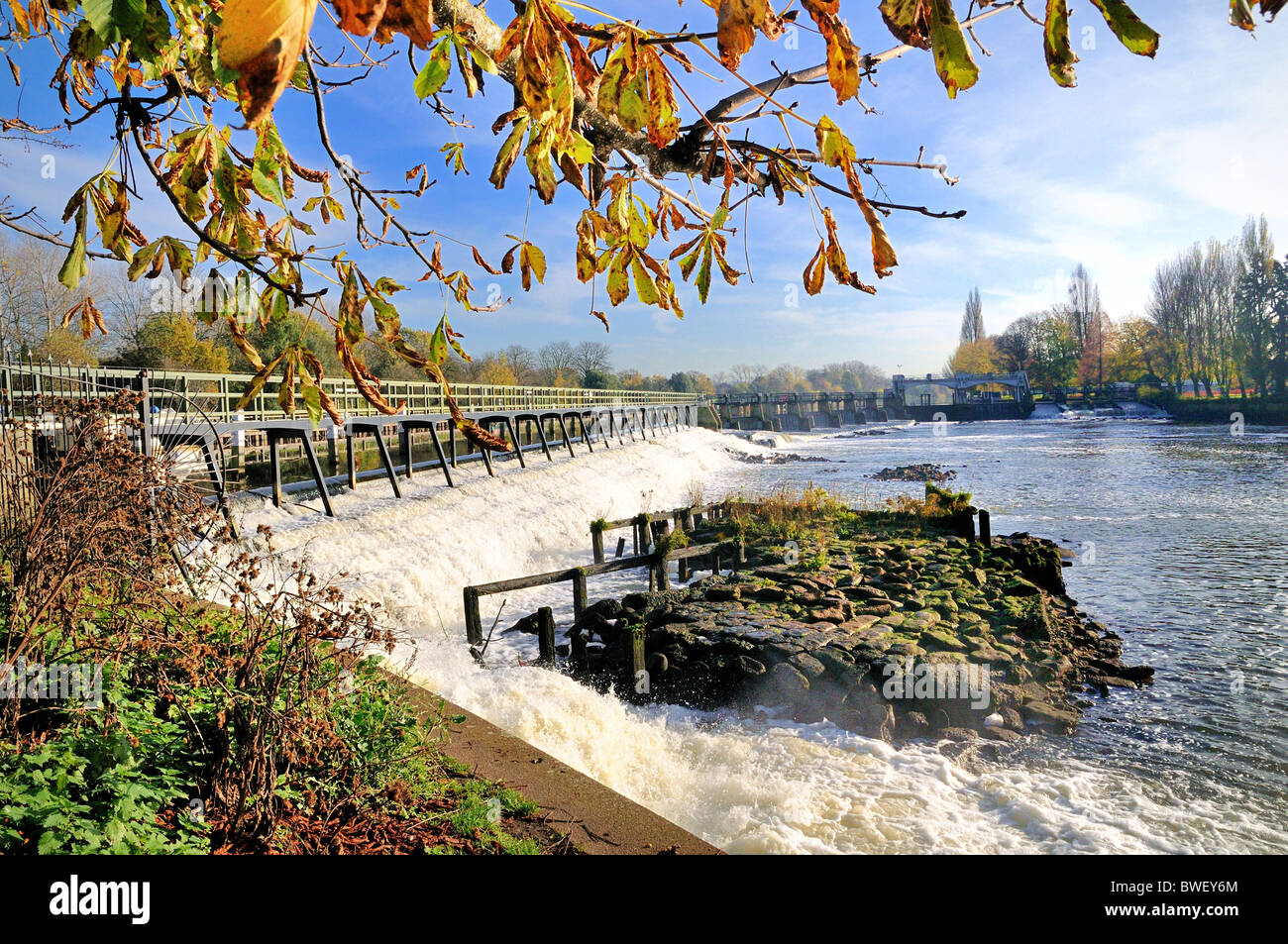 Rauschendes wasser auf dem wehr -Fotos und -Bildmaterial in hoher ...