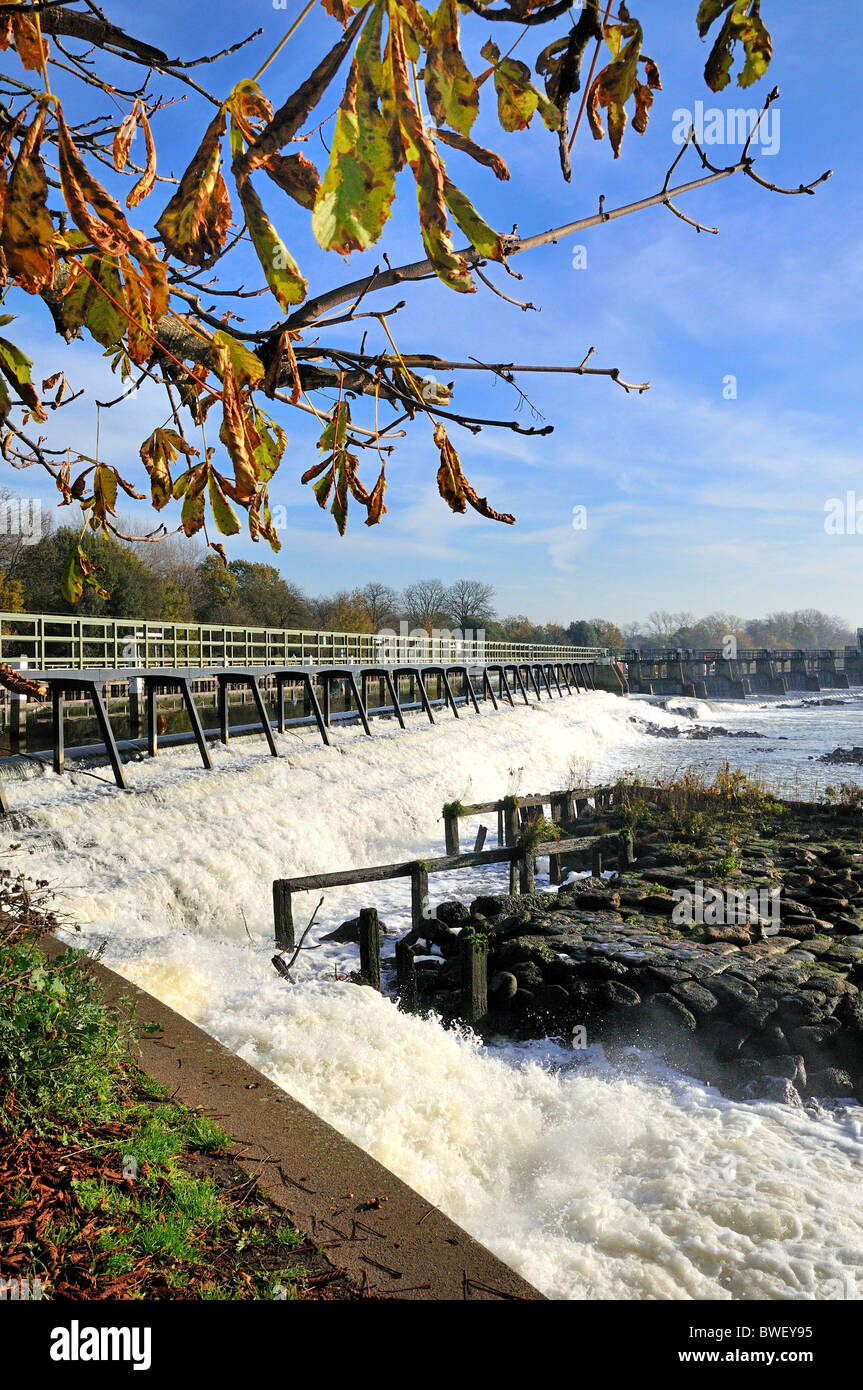 Rauschendes wasser auf dem wehr -Fotos und -Bildmaterial in hoher ...
