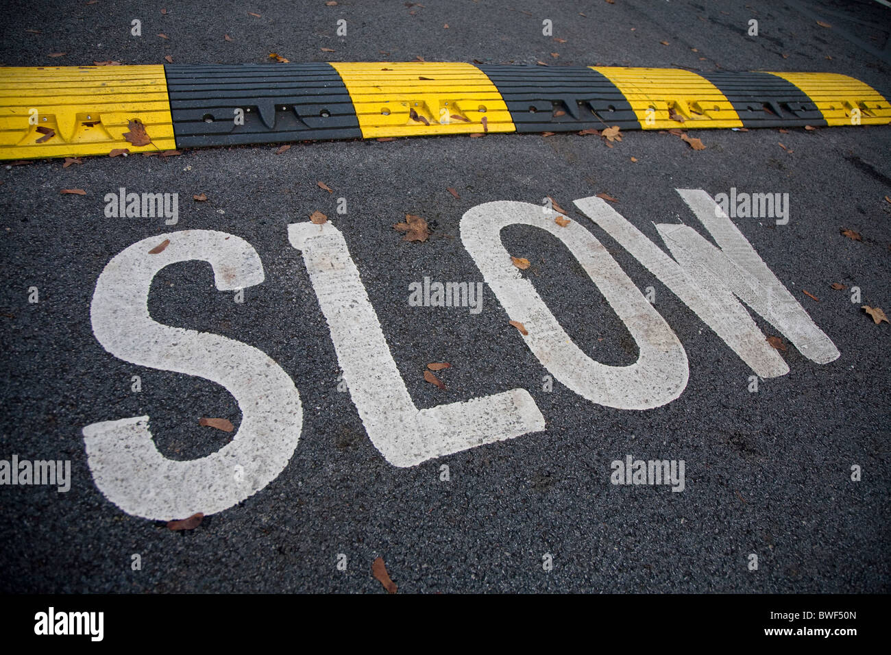 Schild auf asphalt -Fotos und -Bildmaterial in hoher Auflösung – Alamy