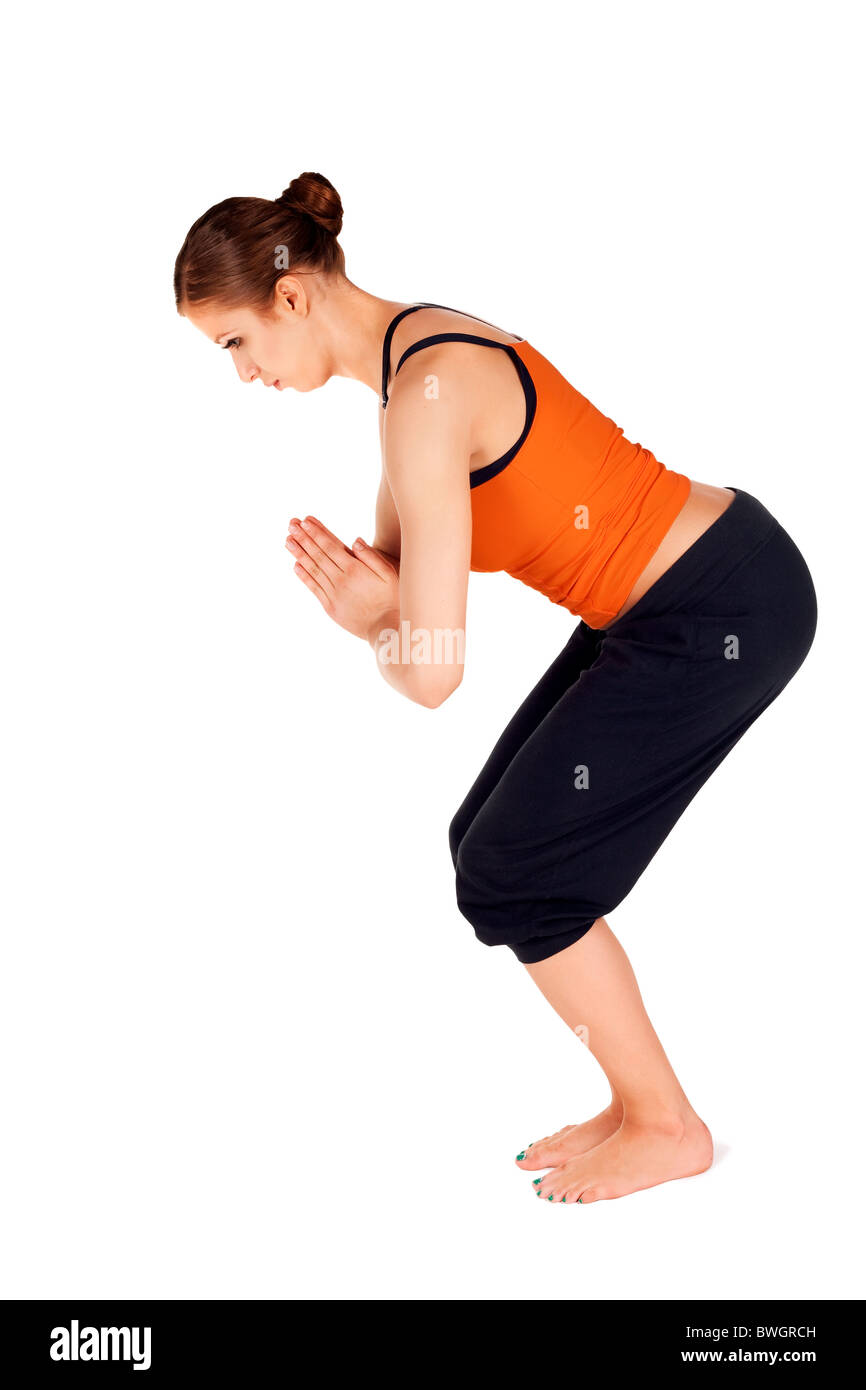 Junge Frau, die erste Stufe des Yoga-Übung namens tun passen: Twisted ...